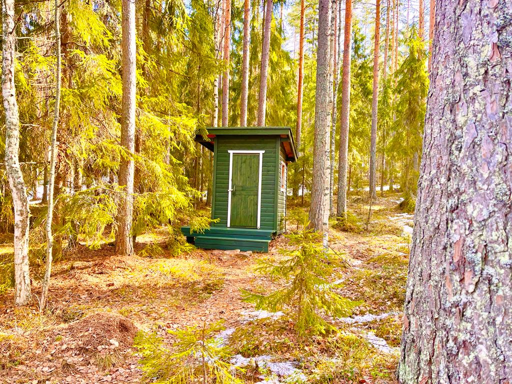 Outfit your privy with toilet paper and additive made of wood discards and peat moss.